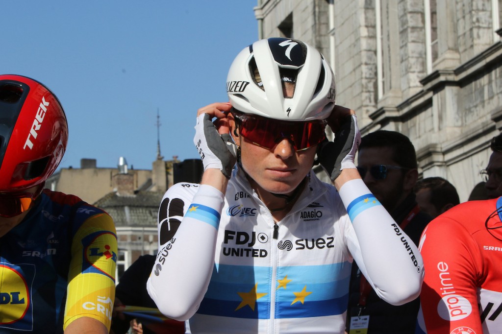 Vollering wint in Giro, VDB houdt stand - CyclingOnline.nl